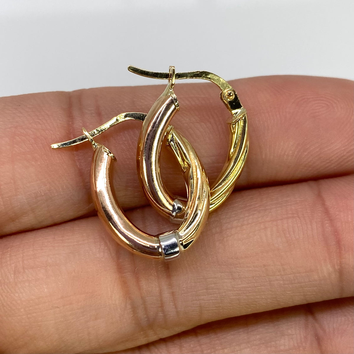 Candongas Ovaladas Entorchadas Lisas Tres oros 18k 2,22 Gr * – Tres Cruces Oro 18K