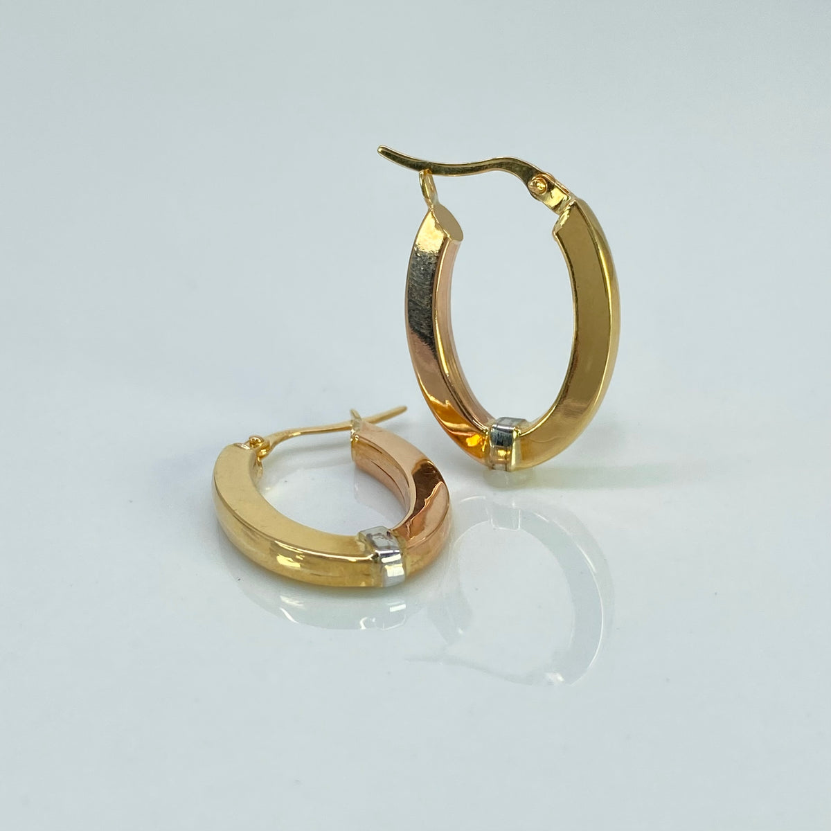 Candongas Ovaladas Lisas Planas Tres oros 18k 3,15 Gr / 2,4 Cm – Tres Cruces Oro 18K