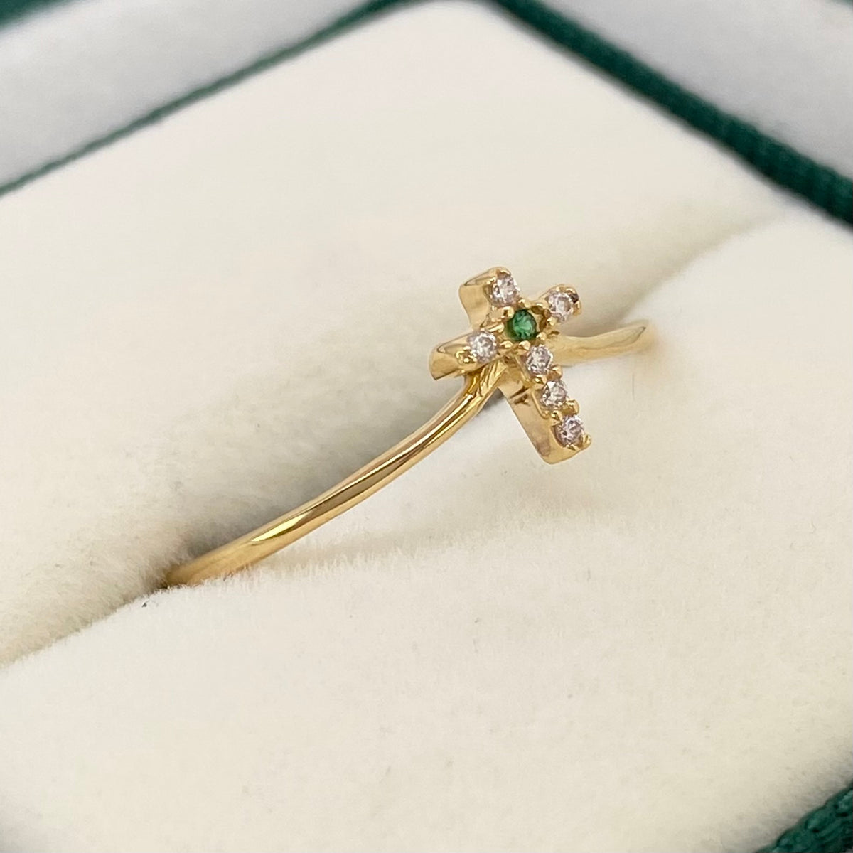 Anillo Cruz Circones Blancos Y Verde Central Oro amarillo 18k / Talla ...