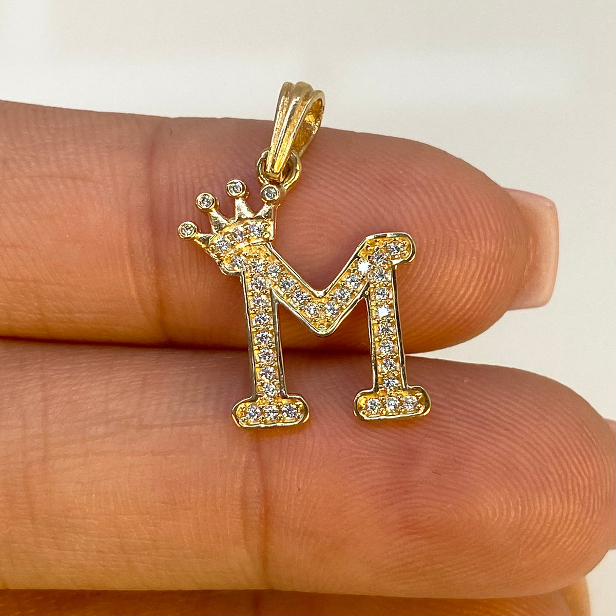 Dije Letra M Corona Circones Blancos Oro amarillo 18k 1,57 Gr / 2,5 Cm ...