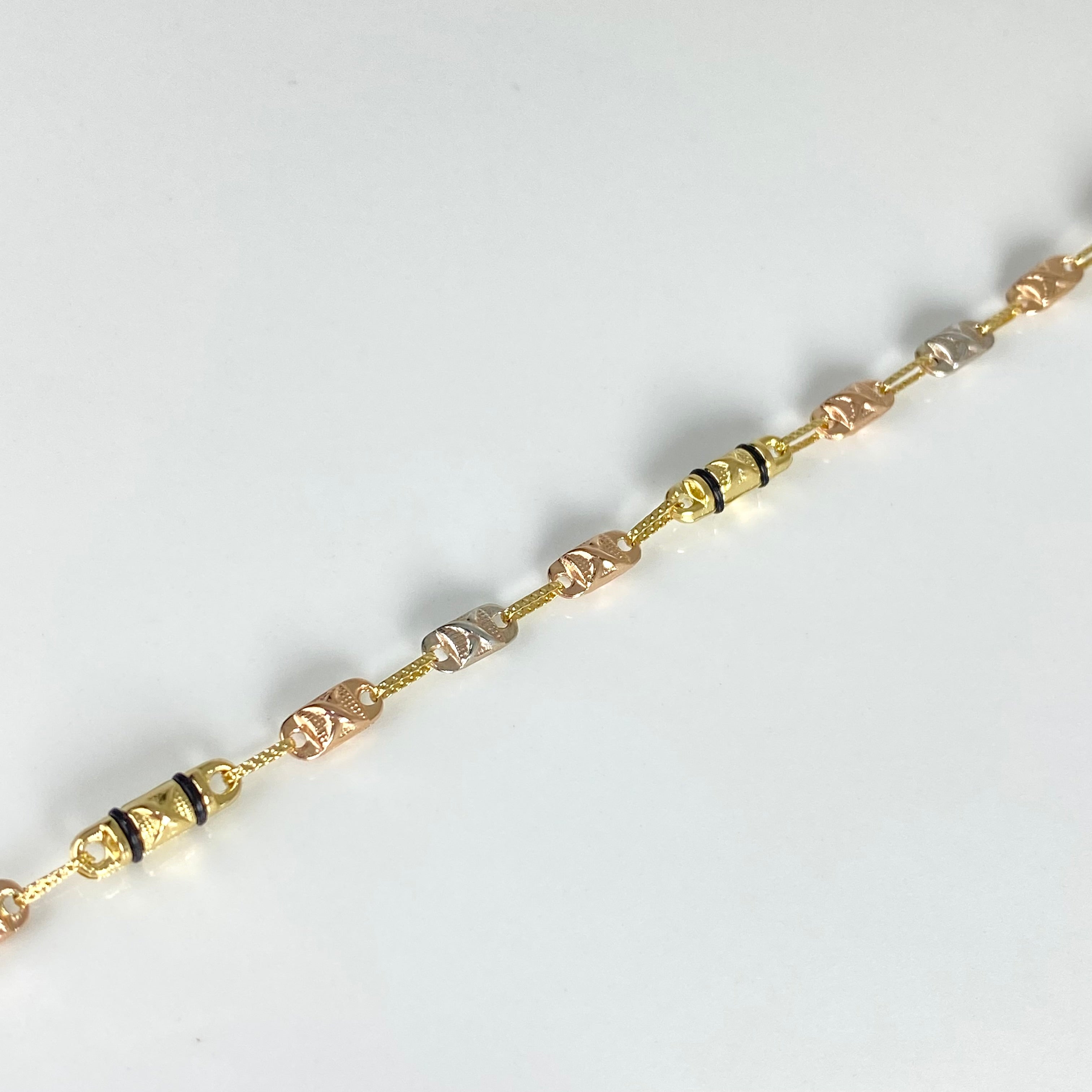 Pulso Rustico Con Cauchos Negros Tres oros 18k 4,33 Gr / 3,7 mm / 20,5 ...