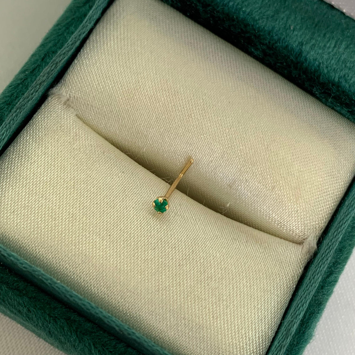 Piercing Esmeralda Oro Amarillo 18k (Joya ) / 0,08 gr / 2,4 mm (Nariz ...