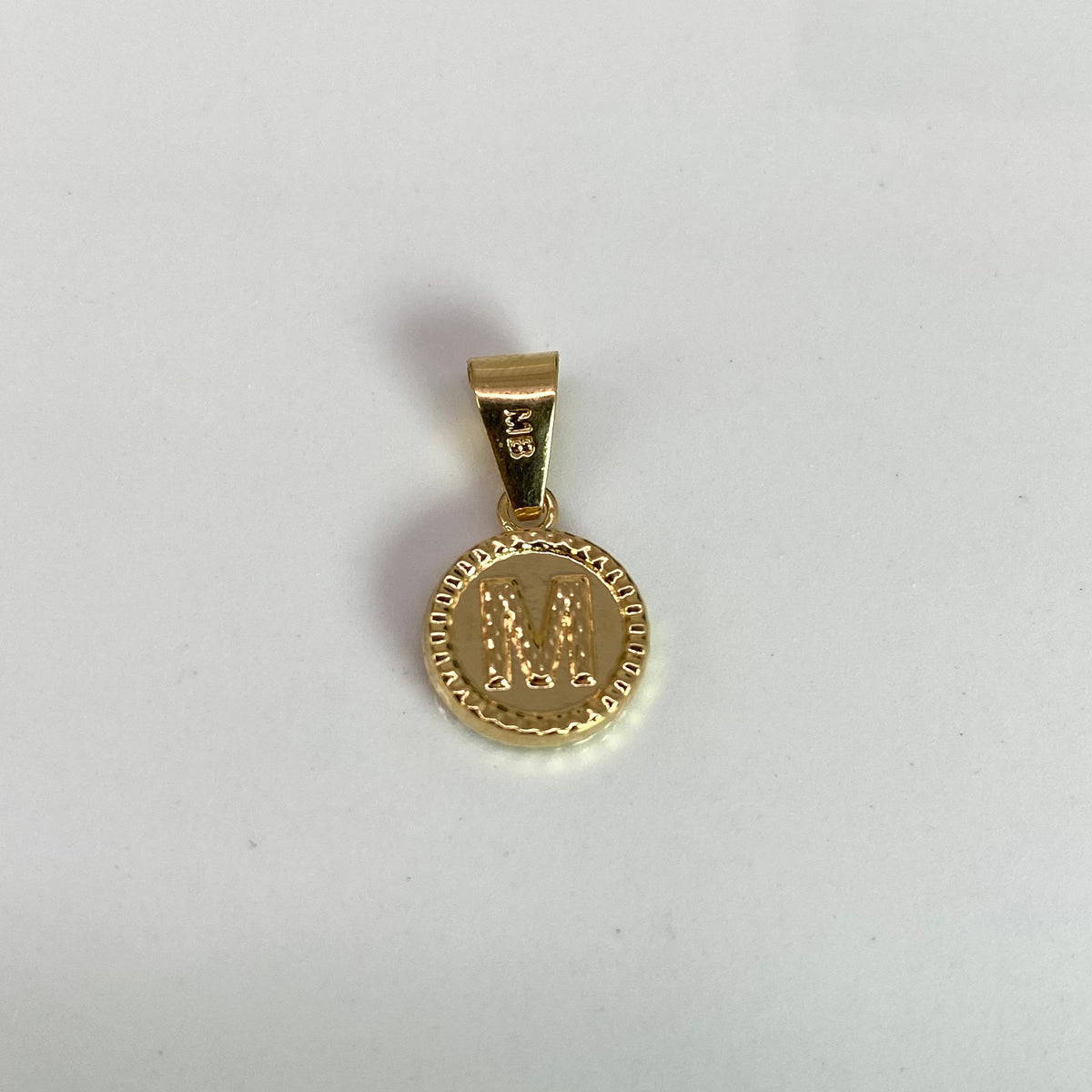 Dije Letra M Borde Diamantado Oro amarillo 18k 0,64 Gr / 2 Cm * – Tres ...