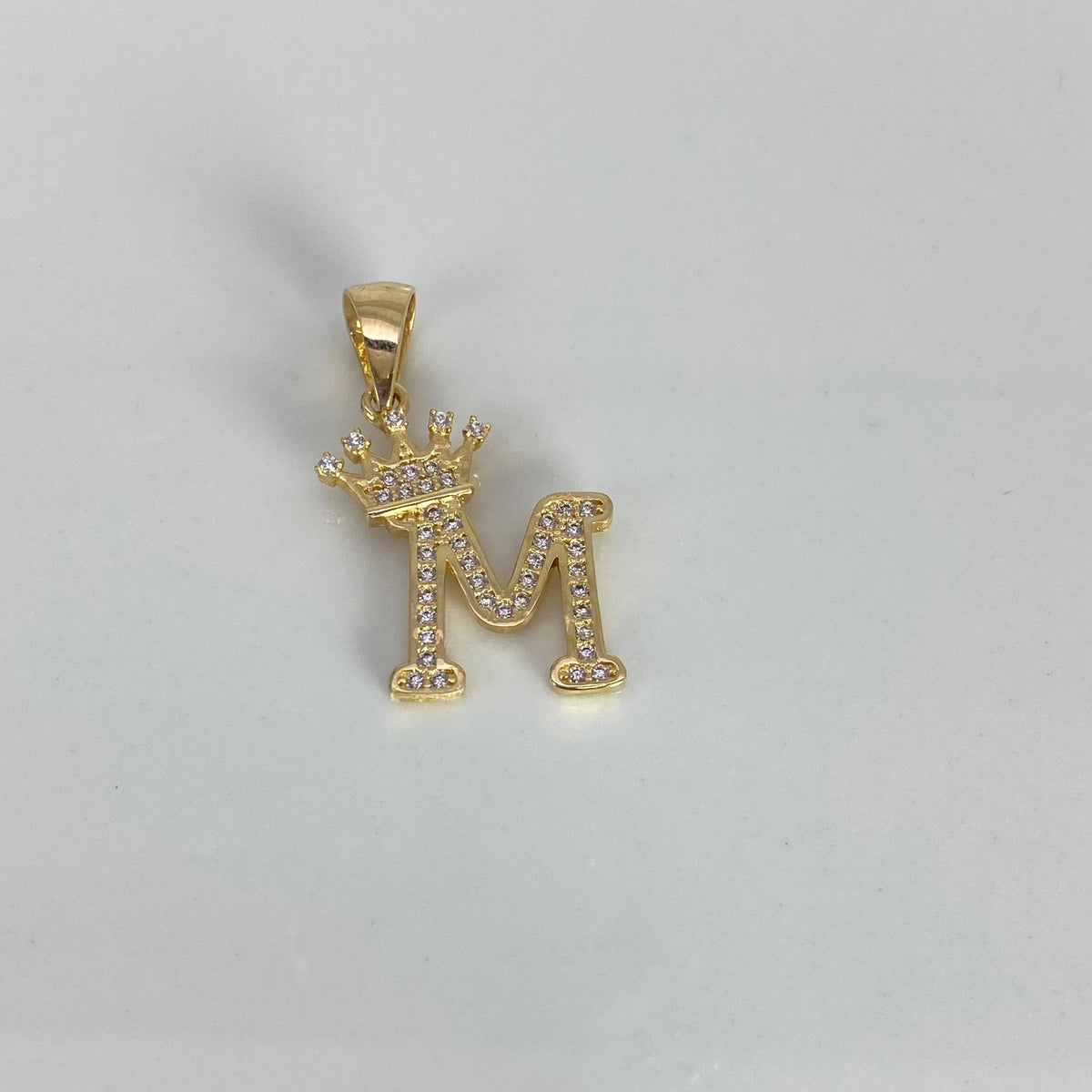 Dije Letra M Corona Circones Blancos Oro amarillo 18k 2,06 Gr / 2,5 Cm ...