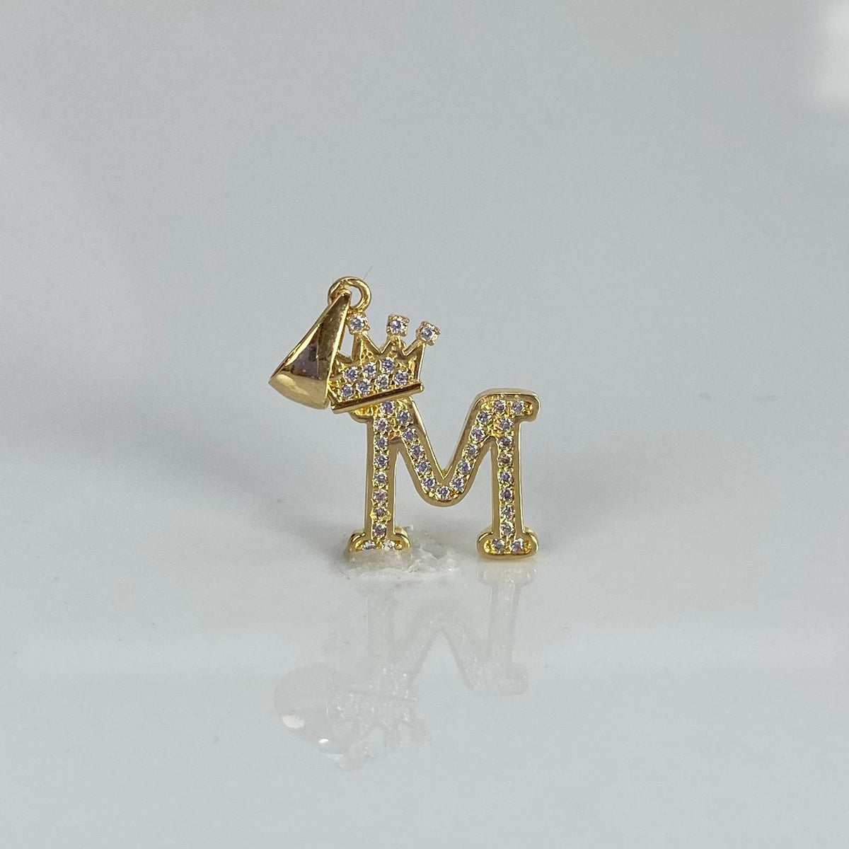 Dije Letra M Corona Circones Blancos Oro amarillo 18k 2,06 Gr / 2,5 Cm ...