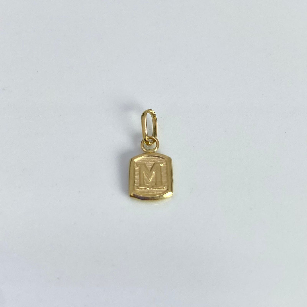 Dije Letra M Oro amarillo 18k 0,35 Gr / 1,5 Cm * – Tres Cruces Oro 18K
